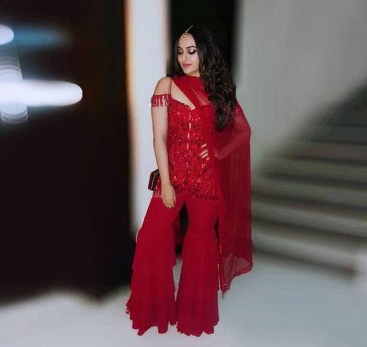 Reinvent Your Bridal Charisma with These Red Bridal Dupatta Designs and ...