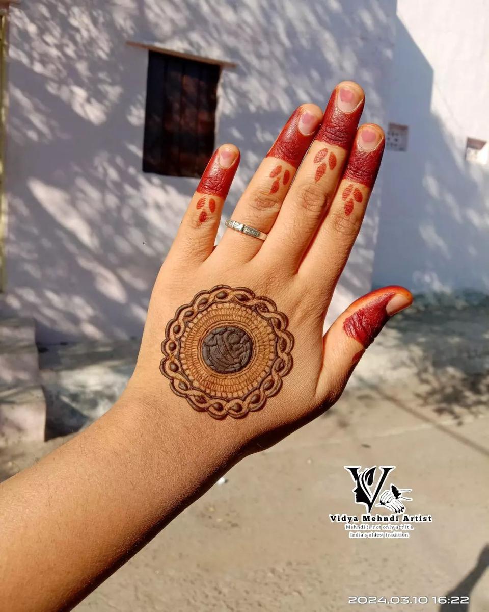 50+ Simple & Easy Round Mehndi Designs