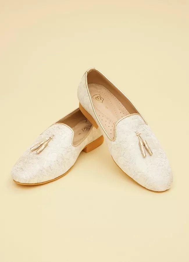Footwear Designs That Complement Your Kurta Pajama Look