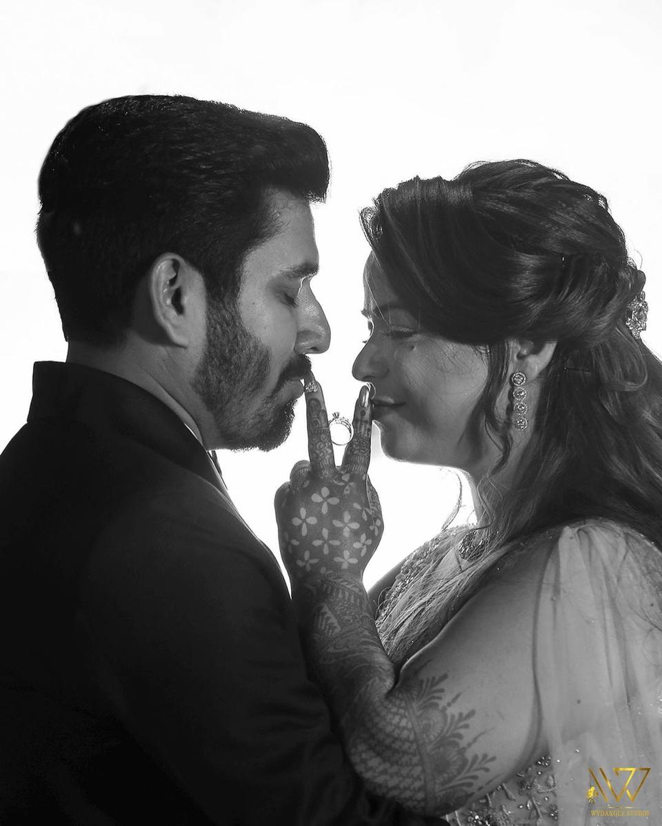 60+ Engagement Photo Pose Ideas for Couples