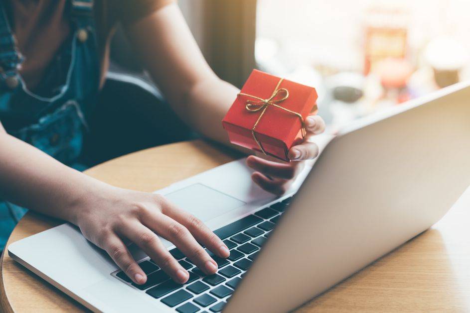 40+ Incredible Gifts for Women to Make Them Feel Special