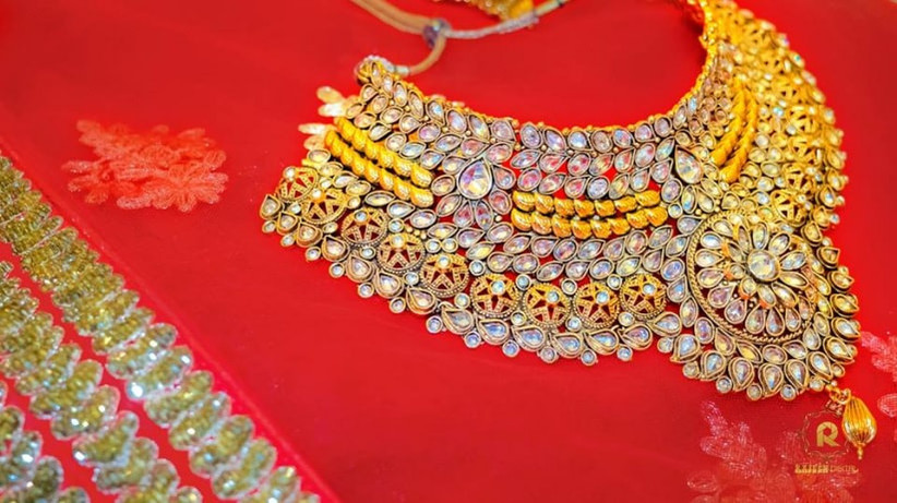 Trinkets, Bling and a Lot More: 5 Imitation Jewellery Details Which ...